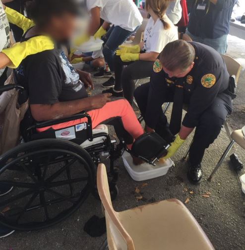 FL COPS WASH THE FEET OF HOMELESS ON GOOD FRI – Super $tar $tatus